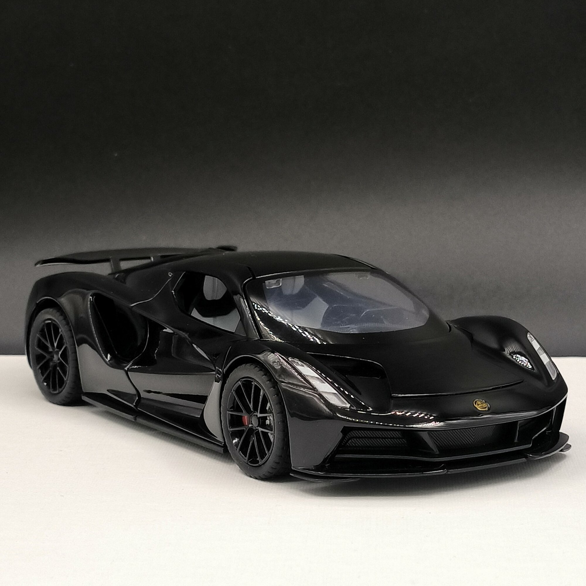 Металлическая модель Lotus Evija (Лотус Эвия) с инерционным механизмом и свето-звуковым сопровождением. Масштаб 1:24