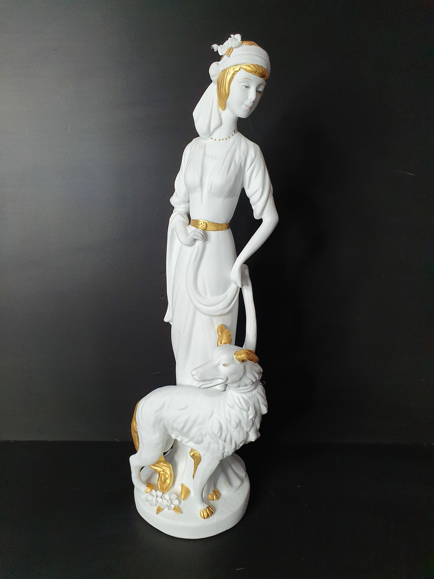 Статуэтка из фарфора 42 см. "Дама с собачкой" в винтажном стиле. В упаковке.