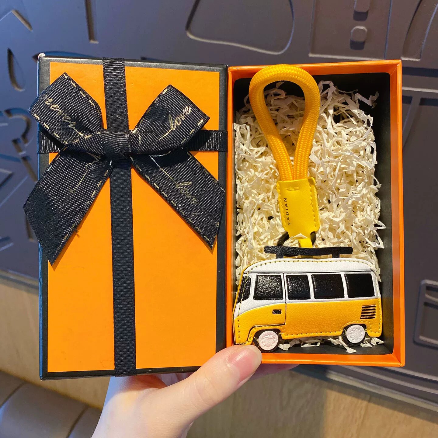 Ключен в виде автобуса из натуральной кожи в оранжевой подарочной коробке - премиальный аксессуар для ключей автомобиля