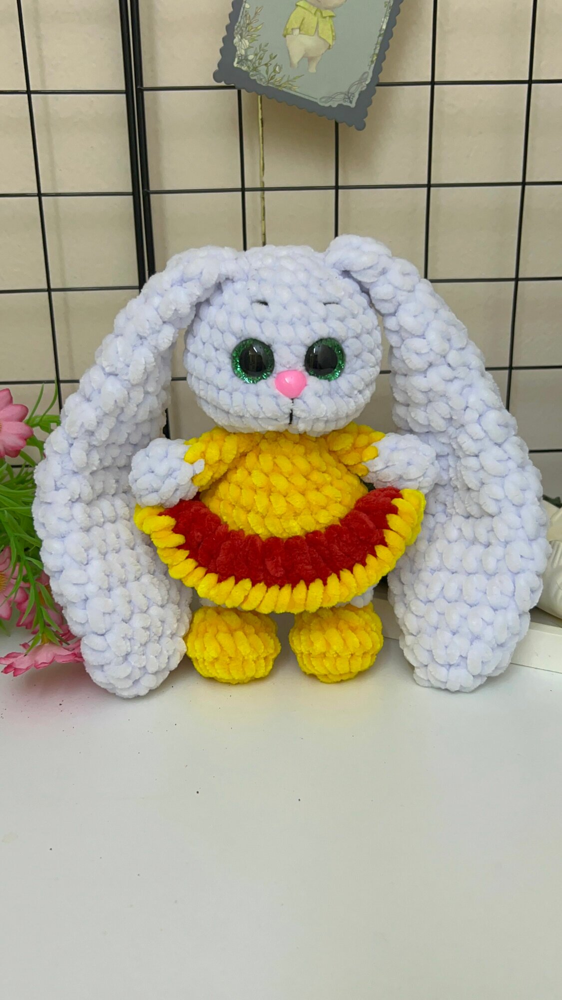 Вязаная игрушка Зайка с длинными ушками. Плюшевая зайка