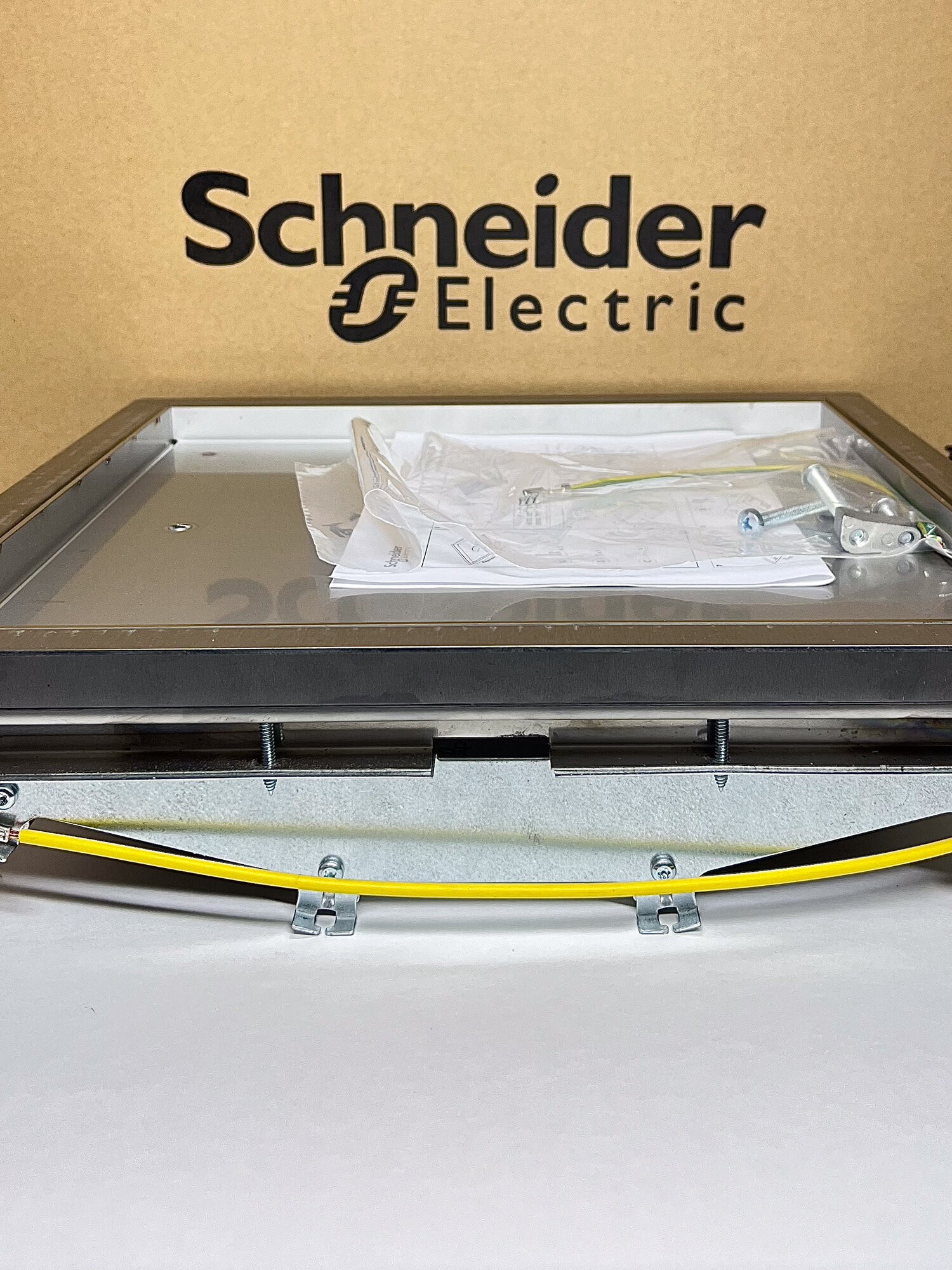 Лючок UFB-900М/15 ЦЕН. Выход 310X310 нерж Schneider Electric