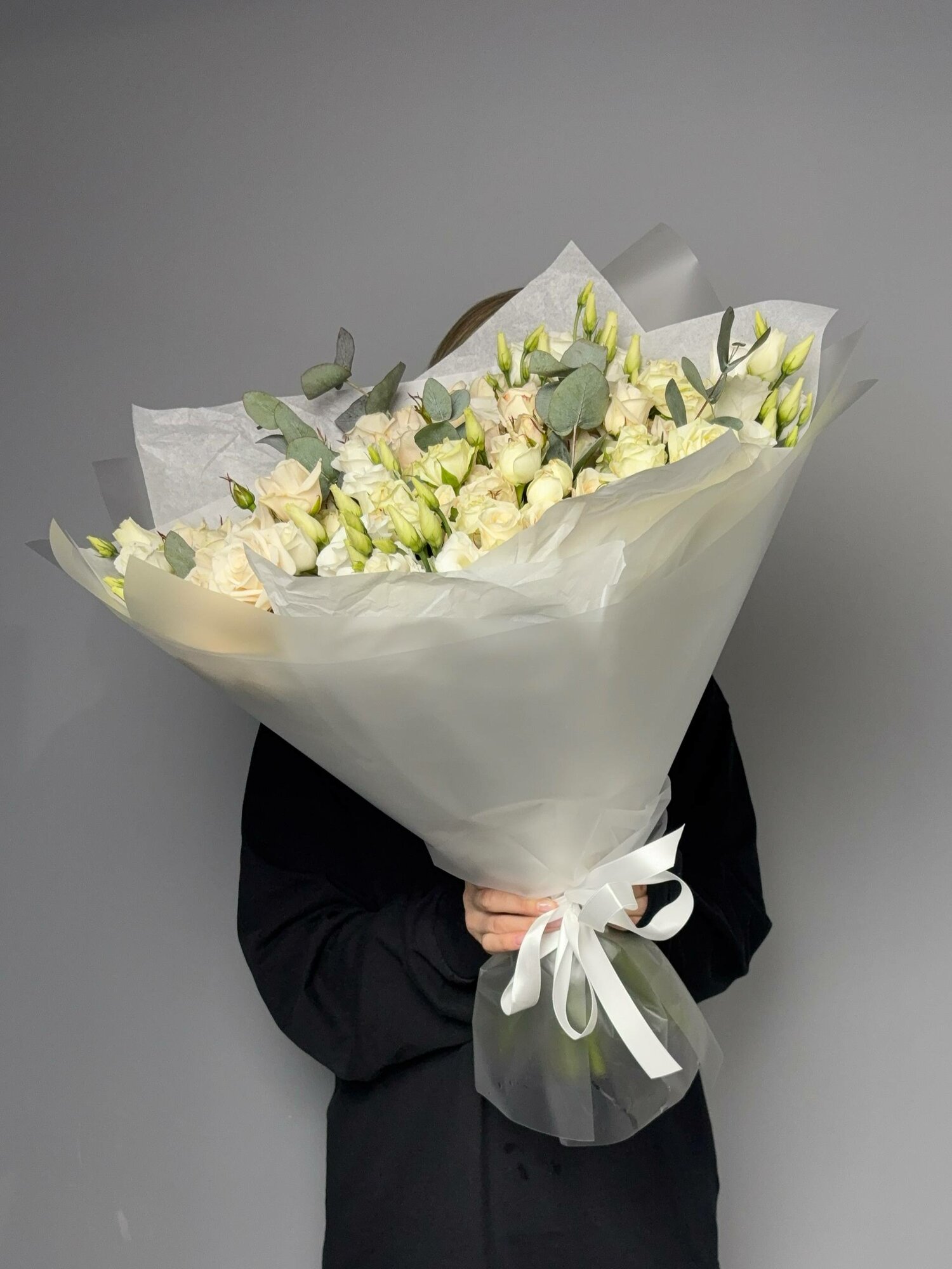 RESH FLORA Облако Нежности: розы, эустома, эвкалипт – купить белый букет с доставкой