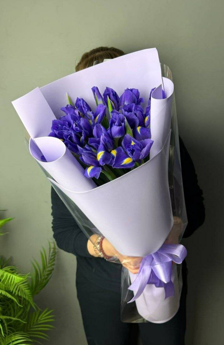 Букет цветов, букет из 25 ирисов в стильной упаковке, красивый букет для любимой мамы