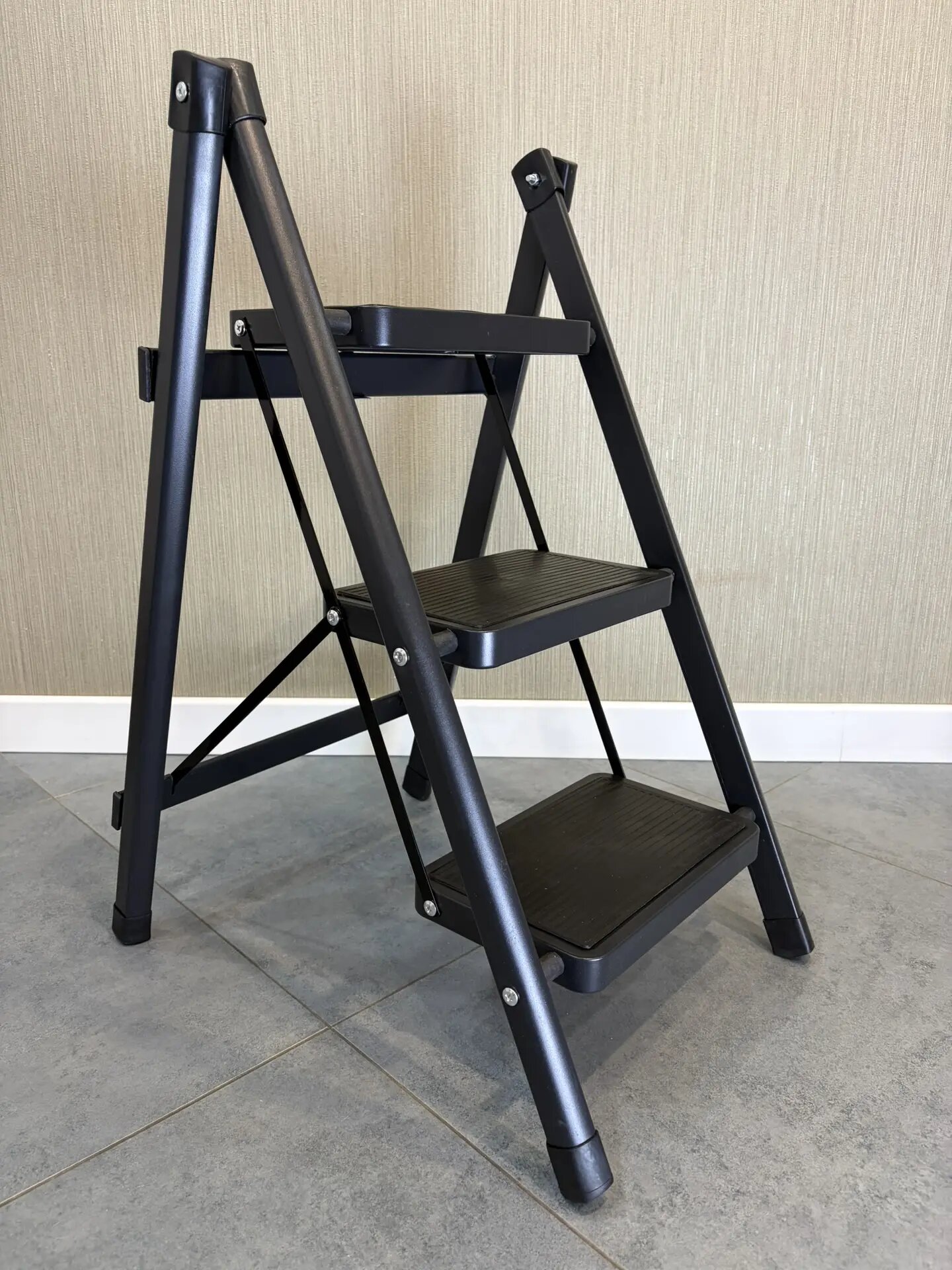 Стремянка 3 ступени / Лестница стремянка / Стремянка для квартиры и дома