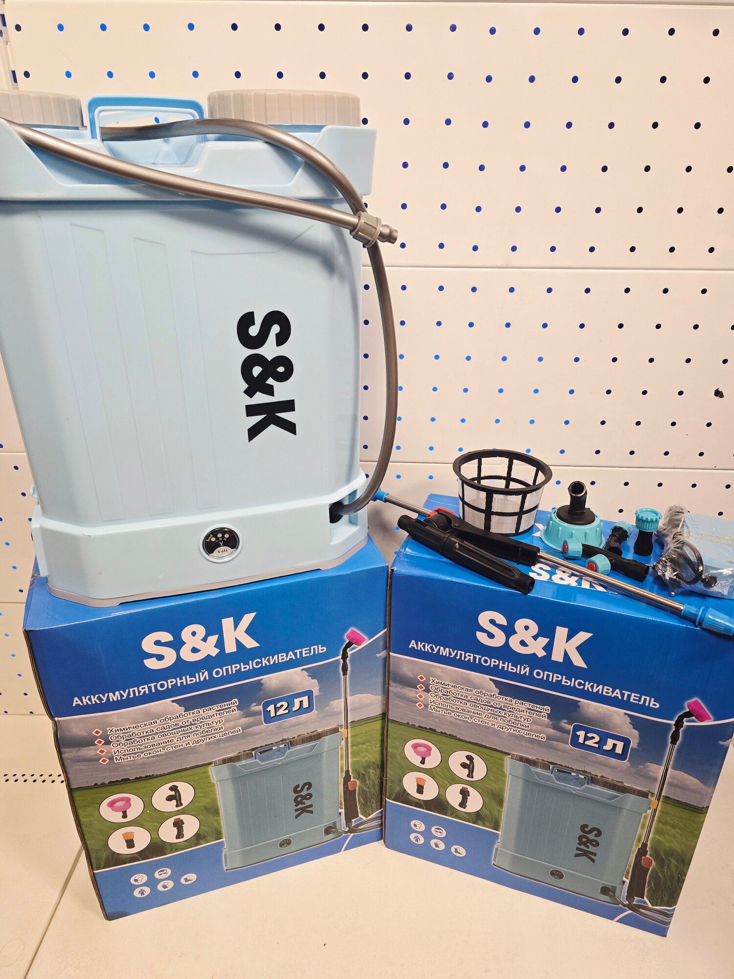 Аккумуляторный садовый опрыскиватель S&K SKli12B, 12л, 12В/6Ач, литий-ионный аккумулятор, 4л/мин, телескопическая удочка