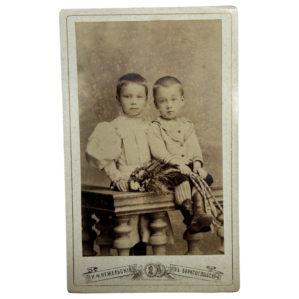 Фотография "Сестра с братом", формат "Визитный", 1890-1917 г, фотограф Нежельский И. Ф, Борисоглебск