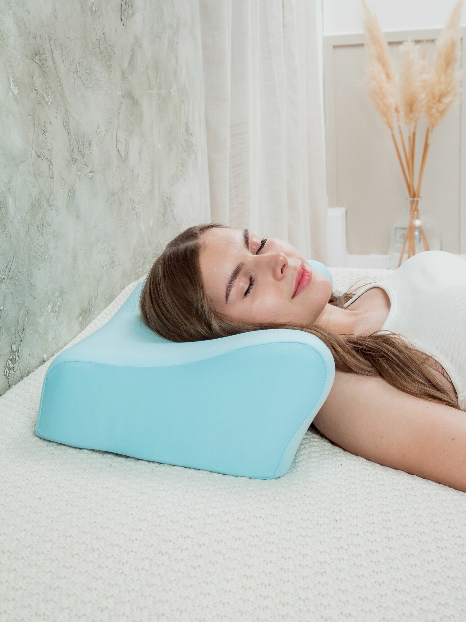 Ортопедическая подушка с выемкой под плечо с эффектом памяти memory foam для сна