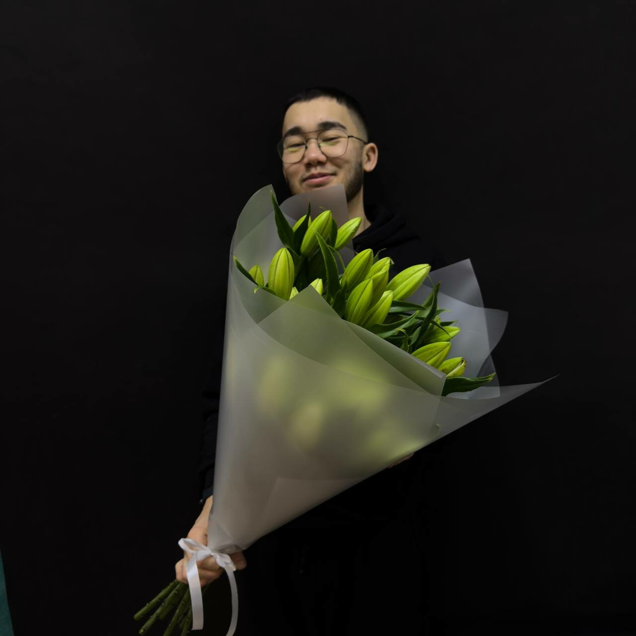 Название товара "Прекрасный букет из 9 лилий с доставкой" свежая поставка