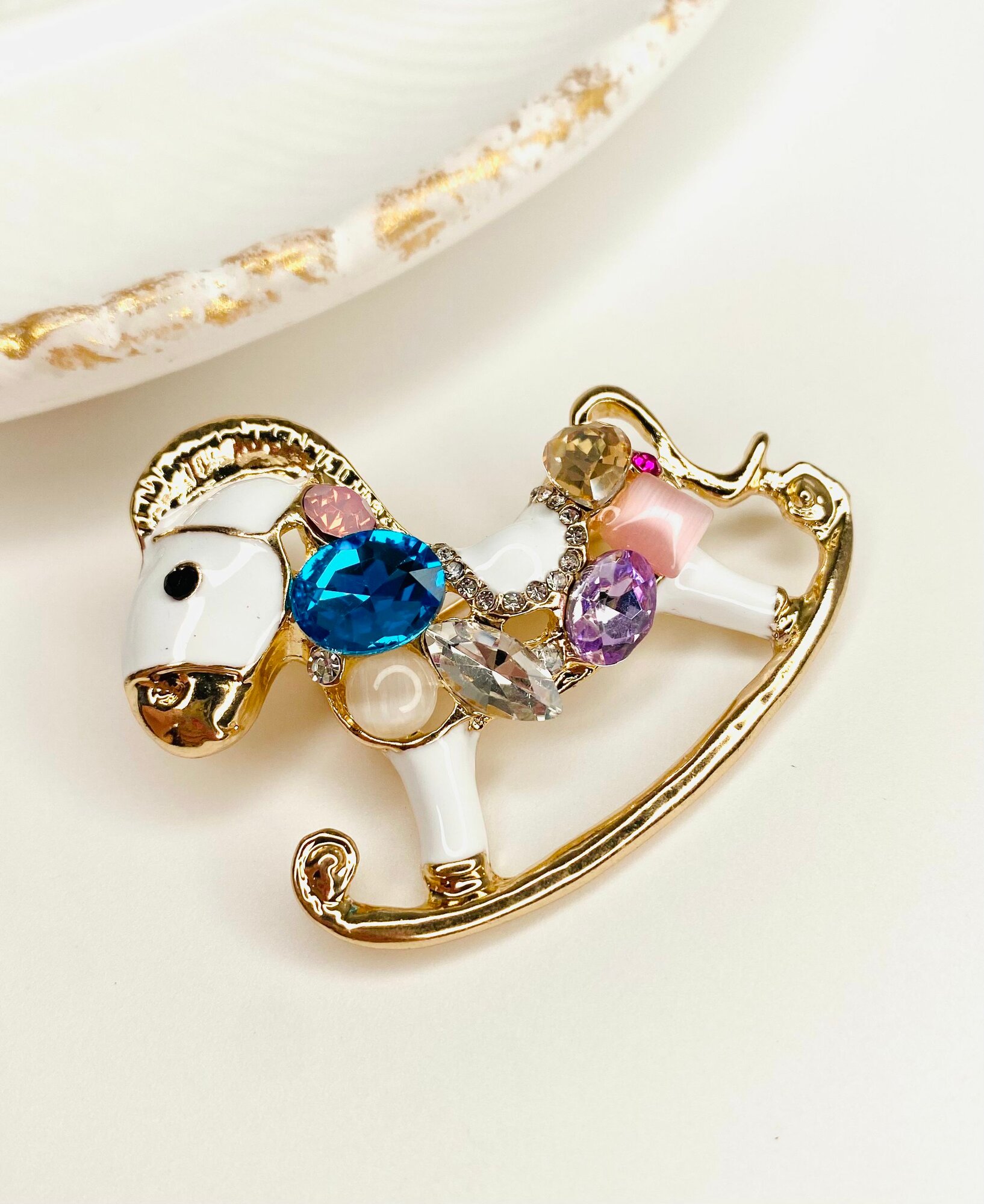 Брошь, искусственный камень