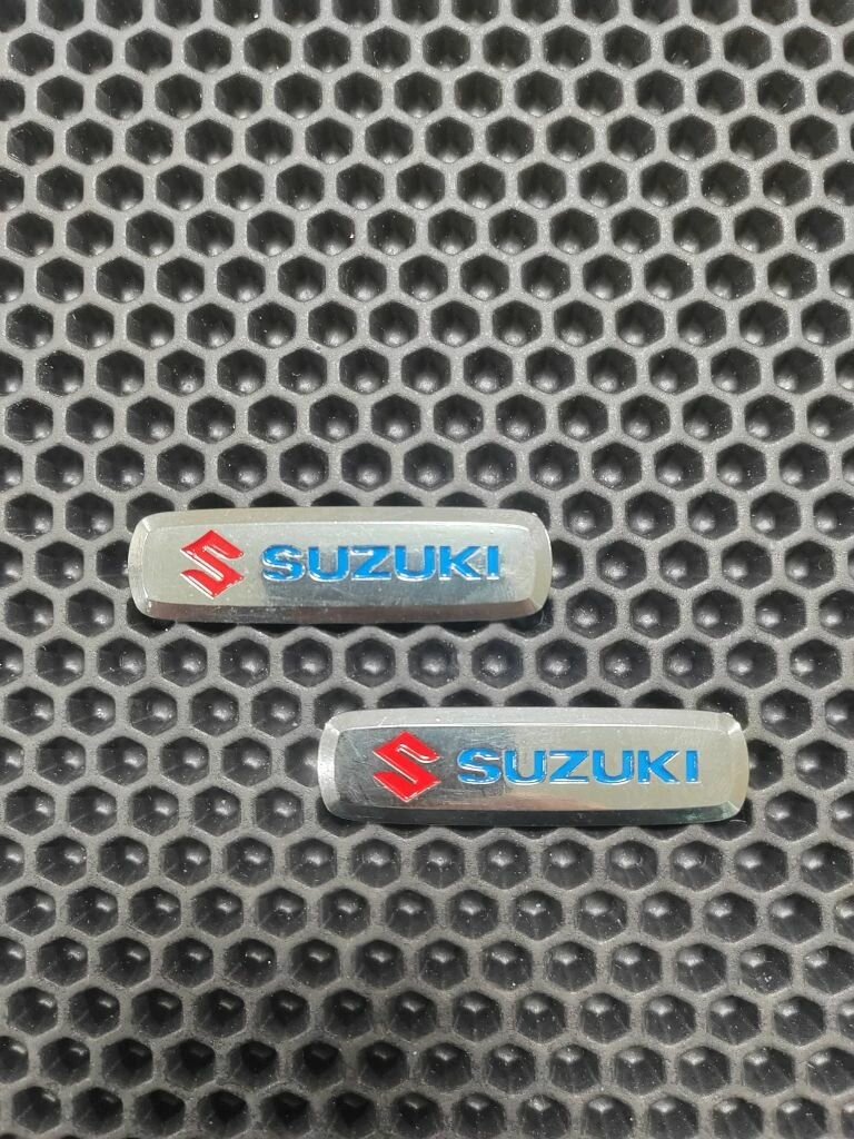 Шильдик эмблема с логотипом Suzuki 2 шт