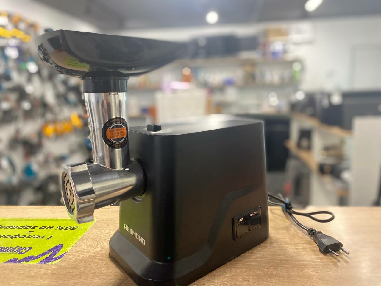 Мясорубка Redmond RMG-1239 черный