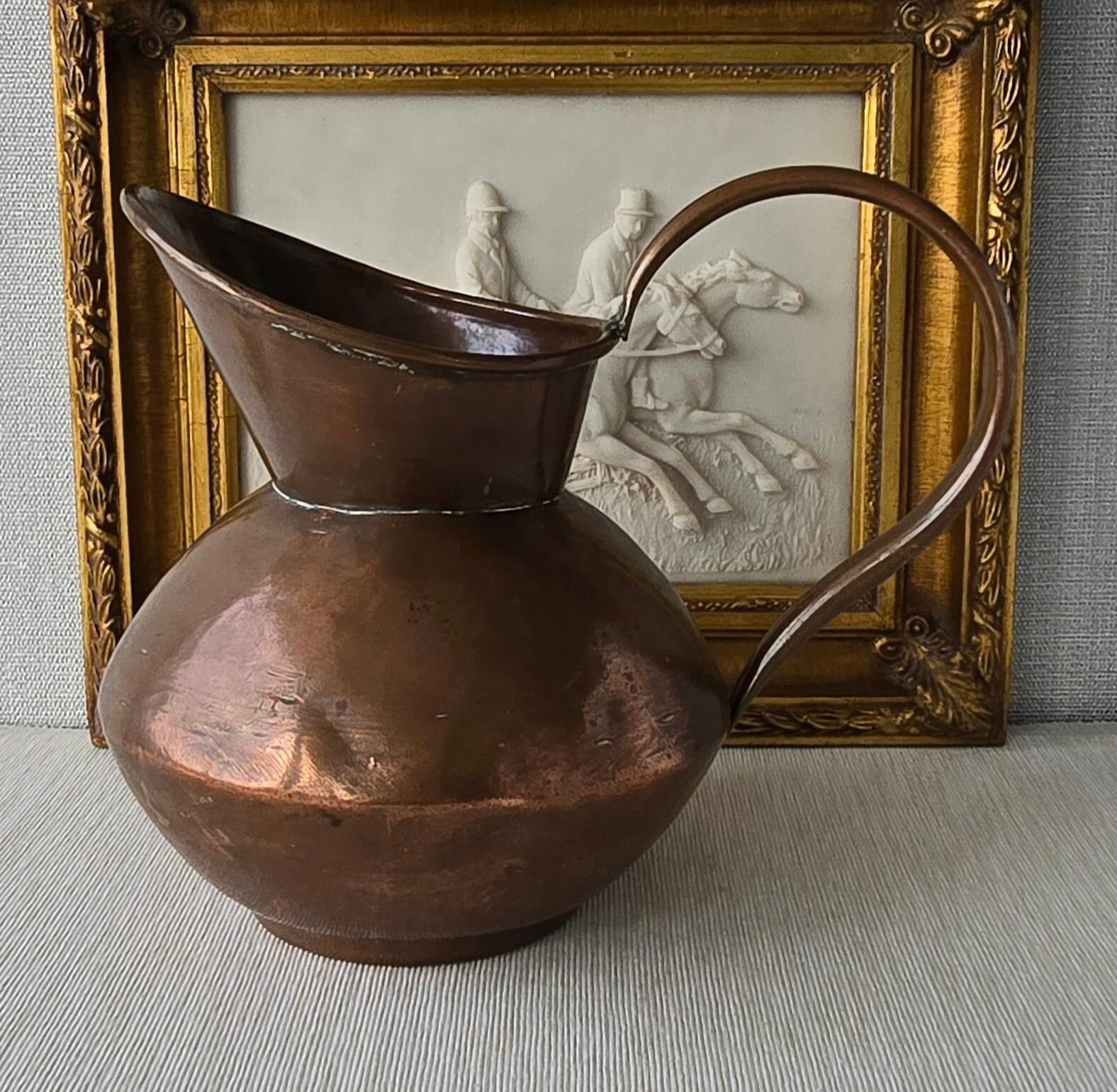 Антикварный медный кувшин