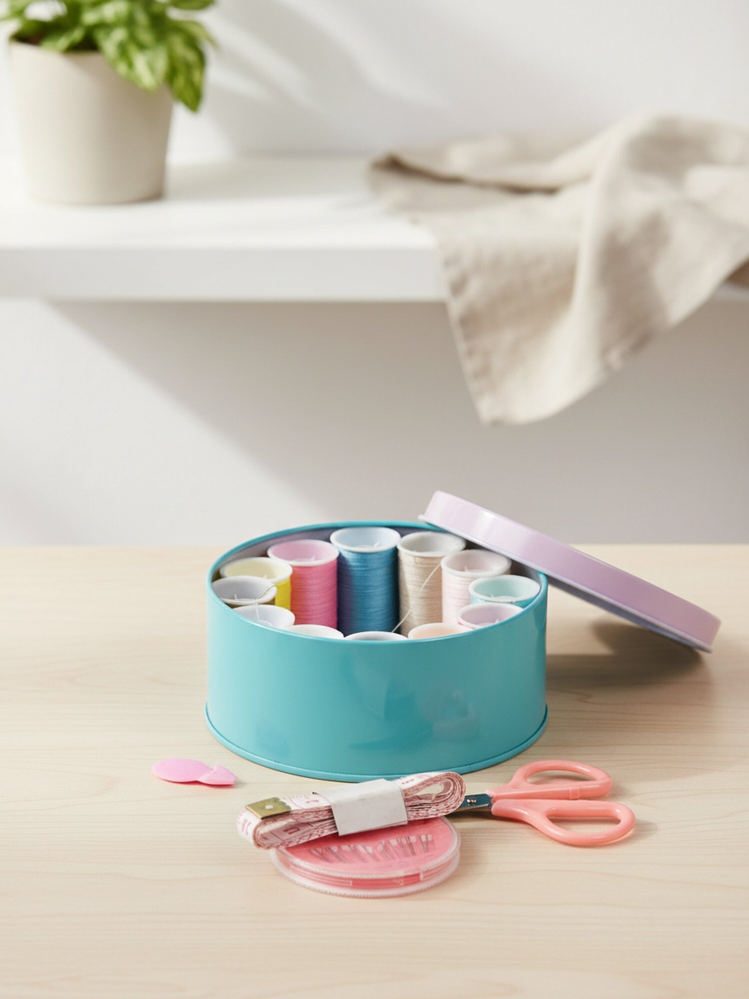 Набор швейный в круглой коробке Y4-11575, 11 см, нитки, иголки, ножницы для рукоделия и ремонта одежды