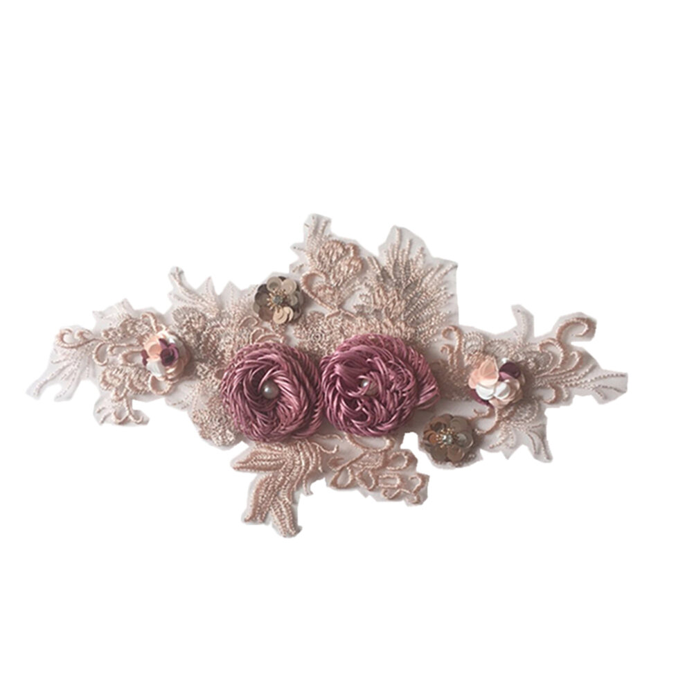 Сшитая своими руками джинсовая юбка с яркими цветами и аппликациями из ткани.