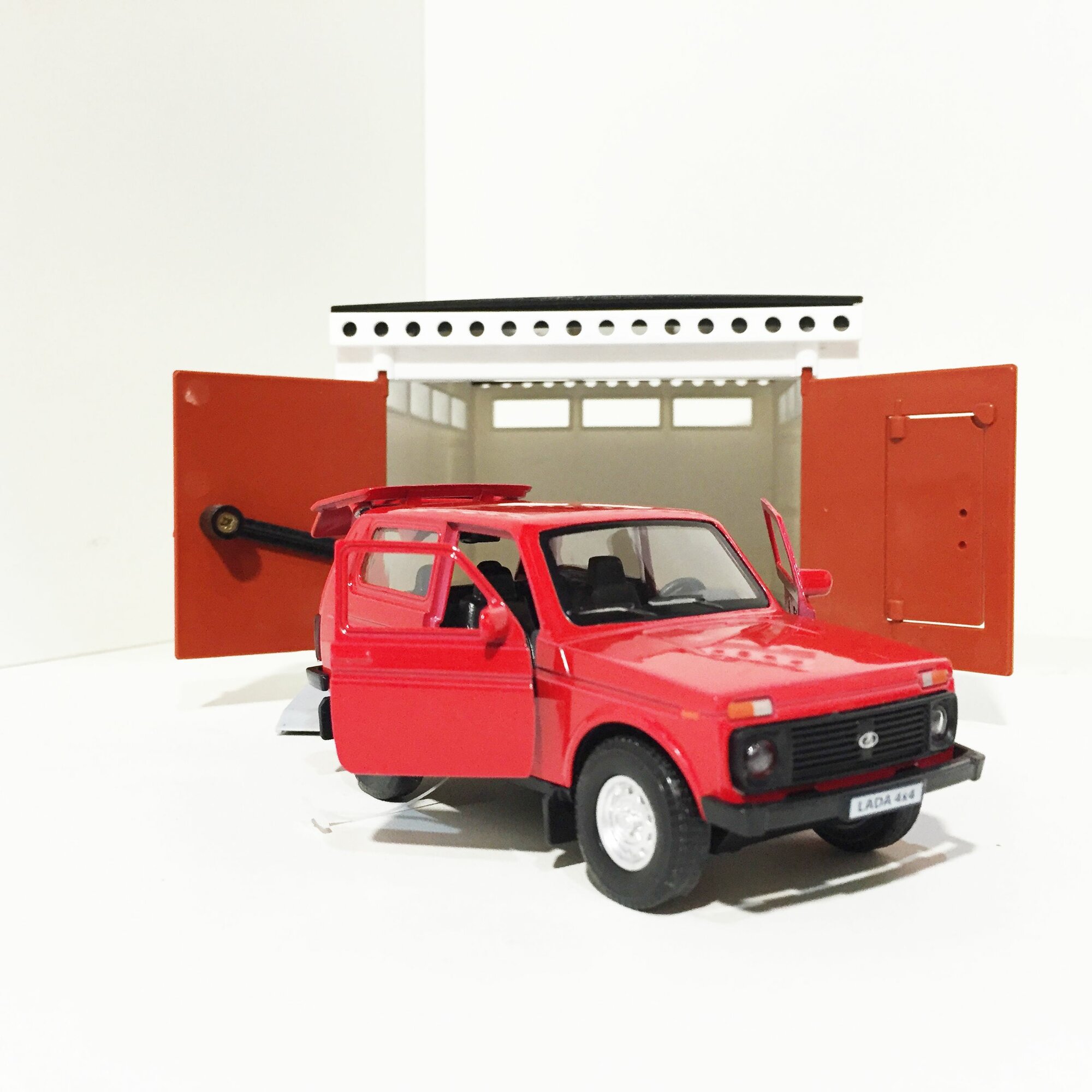 Гараж с распашными воротами + Lada Niva 2121 (красная) - металл, инерция, открытие дверей, багажника