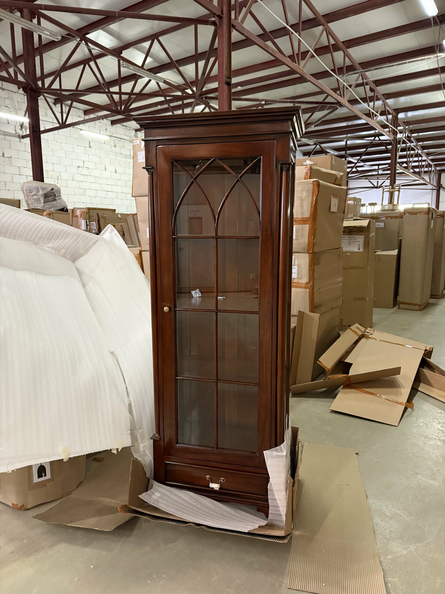 Витрина 1 дверная DOMKORLEONE с полками и ящиком, красное дерево (mahogany wood), цвет орех CMH (темно-коричневый)