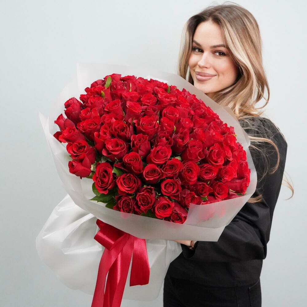 101 красная стойкая кенийская роза 40 см в матовой пленке с лентой