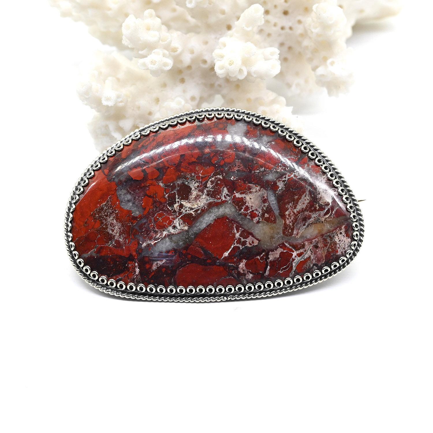 Брошь, яшма