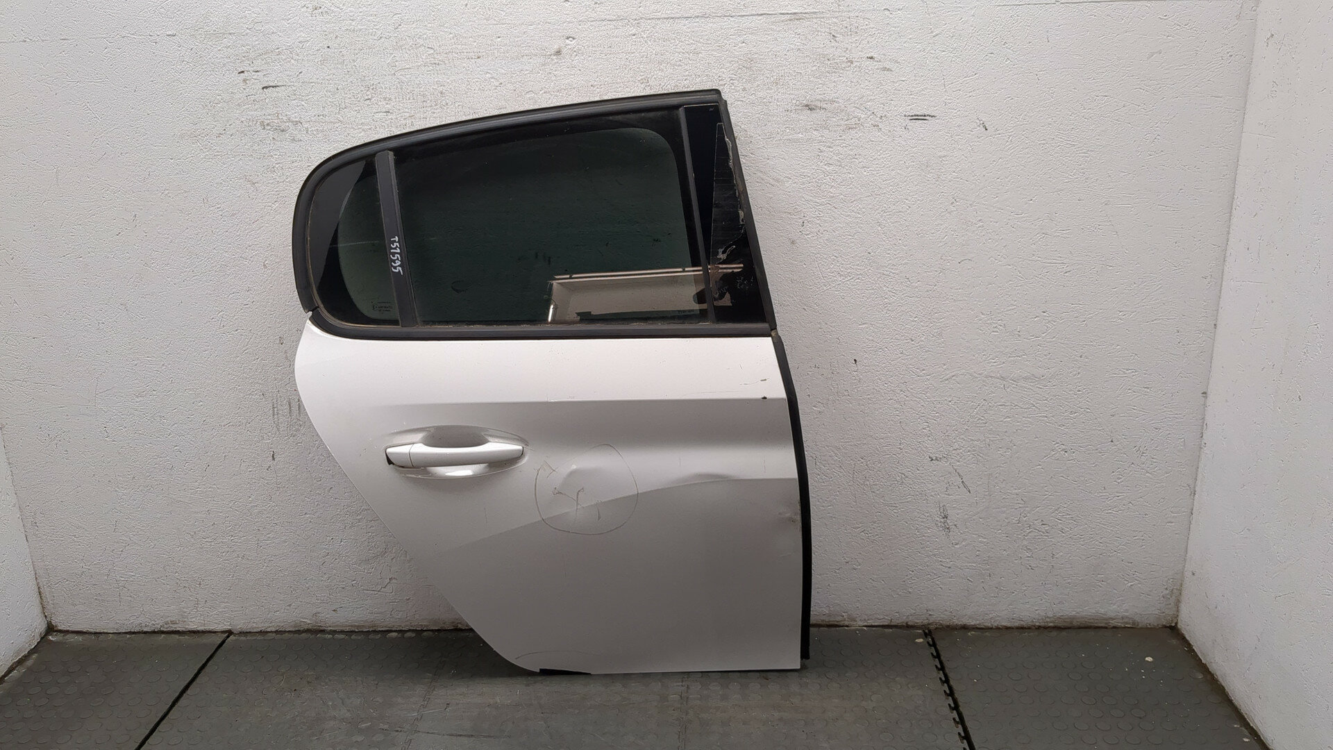 Дверь боковая (легковая) правая задняя Peugeot 208 Б/У