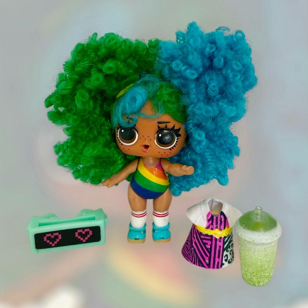 Кукла LOL Surprise OMG, шарнирная, с кудряшками, зелено-синяя, 8 см