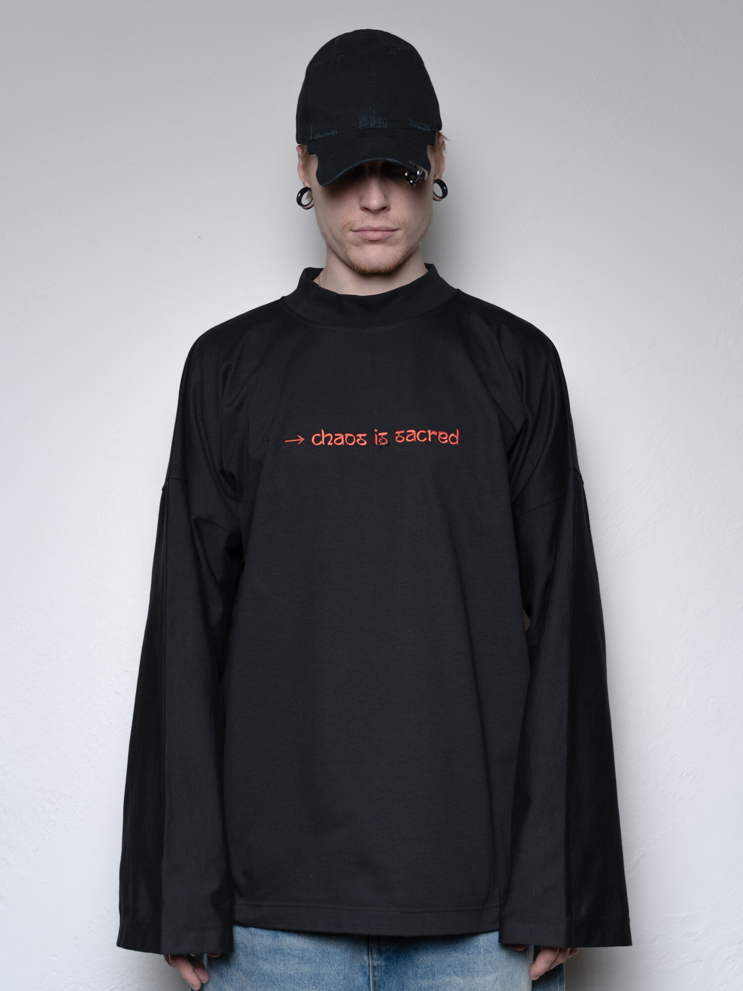 Лонгслив "Chaos is sacred"
