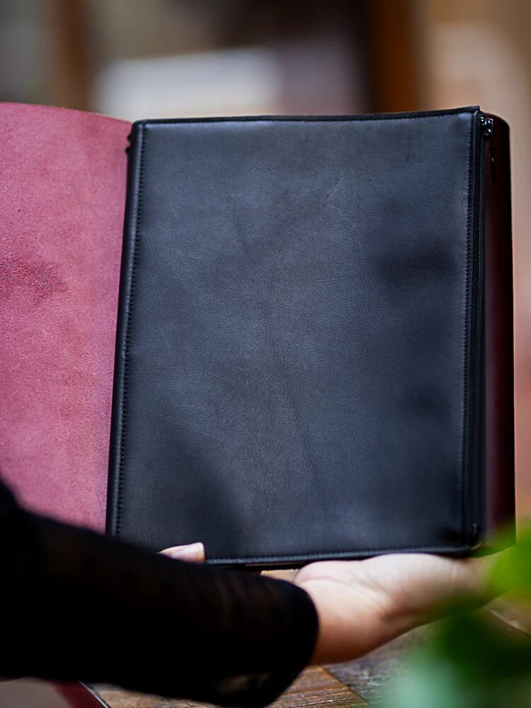 Louise Carmen Портфолио Leather Portfolio for Magnum (L) - цвет Noir