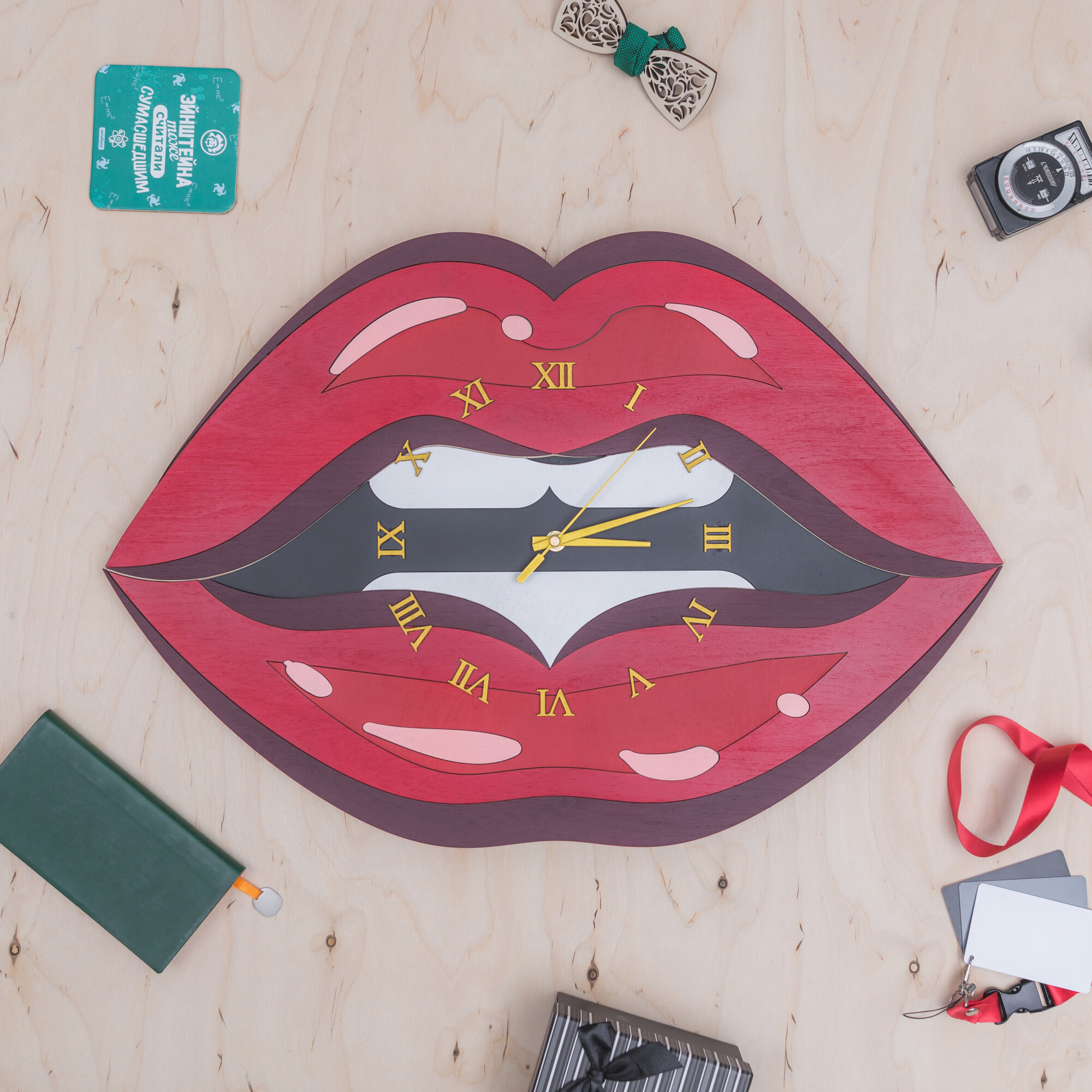 Огромные деревянные часы, циферблат в виде губ, 60 см, авторская разработка инклюзивной мастерской