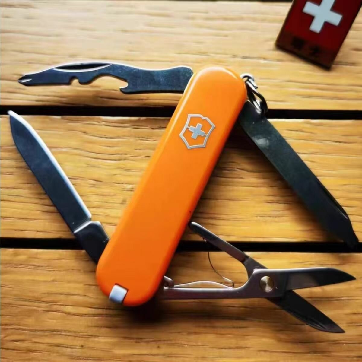 VICTORINOX Швейцарский нож RAMBLER 0.6363 с ножницами и магнитной крестовой отверткой 58mm 10 функций Красный