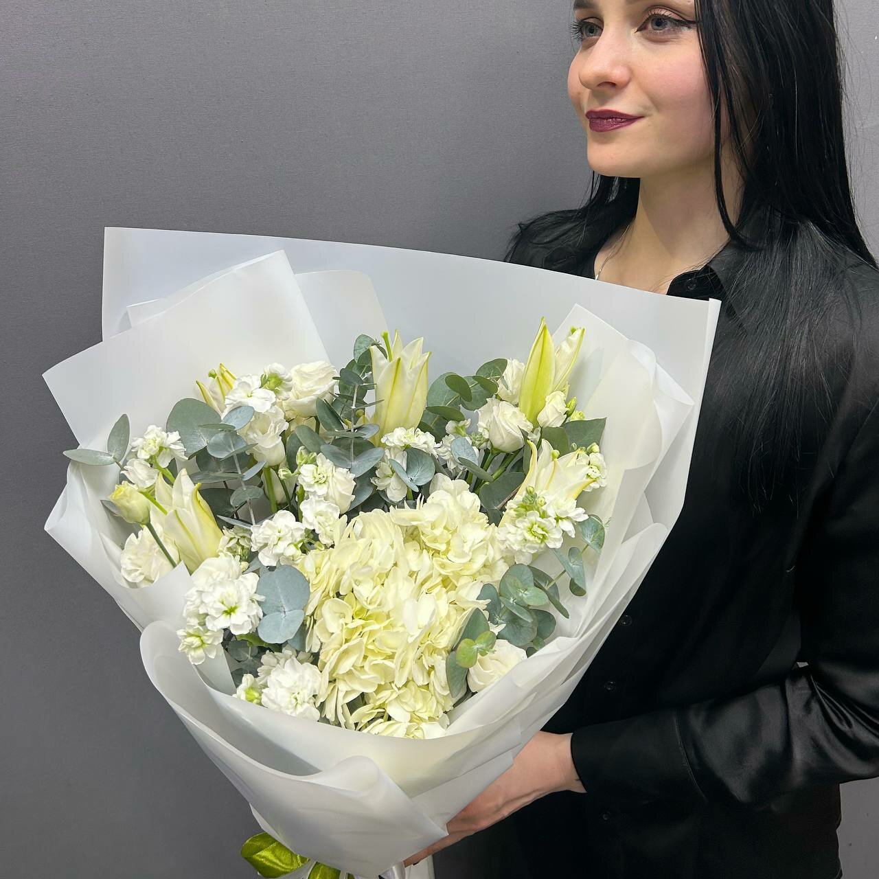 Белый букет с гортензией, эустомой , маттиолой и лилией в матовой упаковке