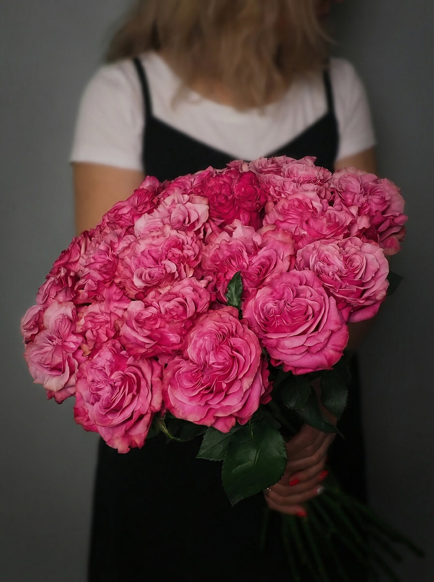 Букет живых цветов, пыльно-розового цвета сорта Country Blues из эквадорских роз высотой 50 см