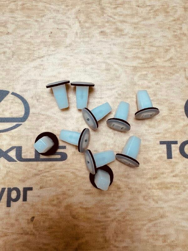 Клипса крепежная под саморез Mitsubishi