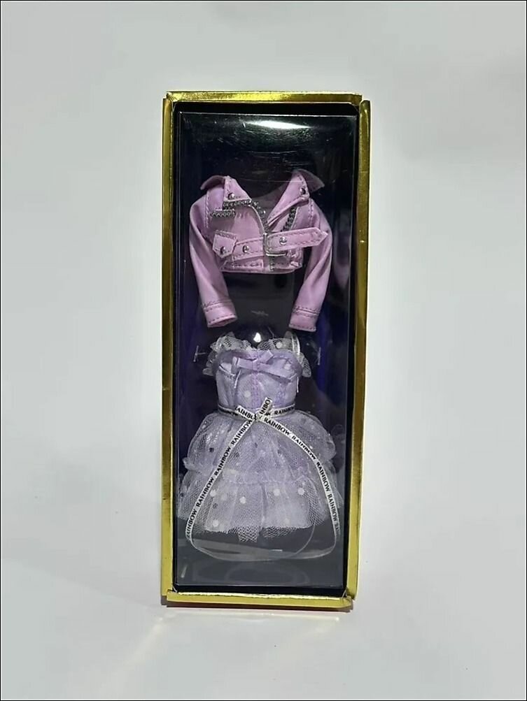 Эксклюзивный гардероб для куклы Rainbow High, состоящий из топа и юбки фиолетового цвета, дополнен новыми аксессуарами