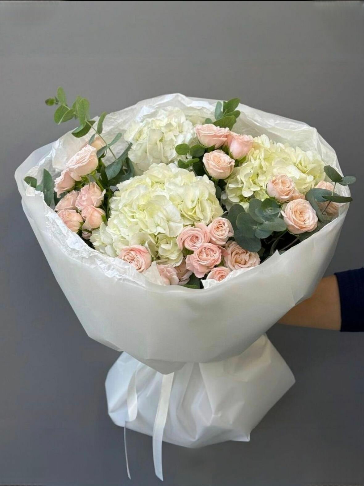 Цветы живые букет из кустовых роз с белыми гортензиями и эвкалиптом в подарочной упаковке