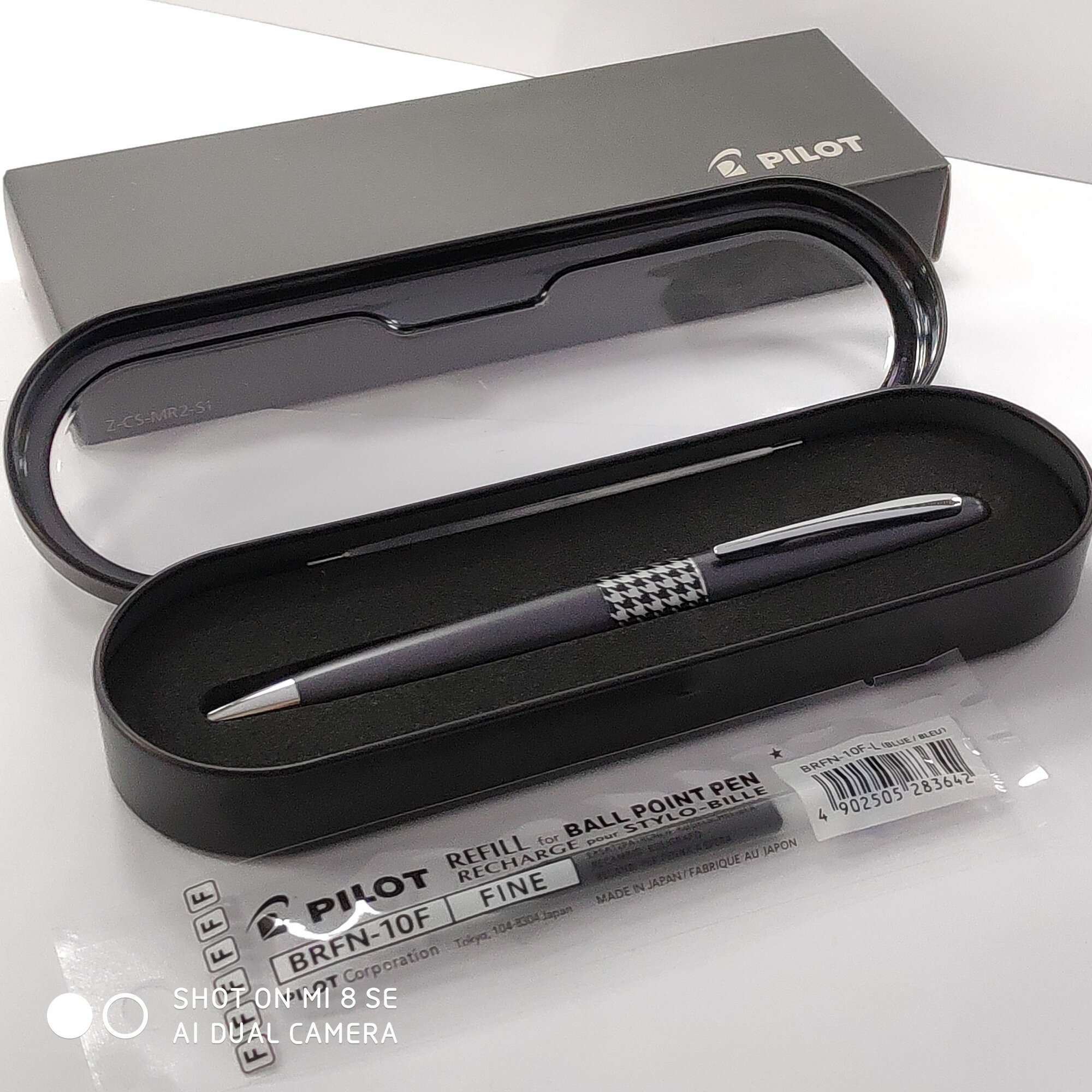 Ручка шариковая Pilot в подарочной упаковке с запасным стержнем "МR3" серая.