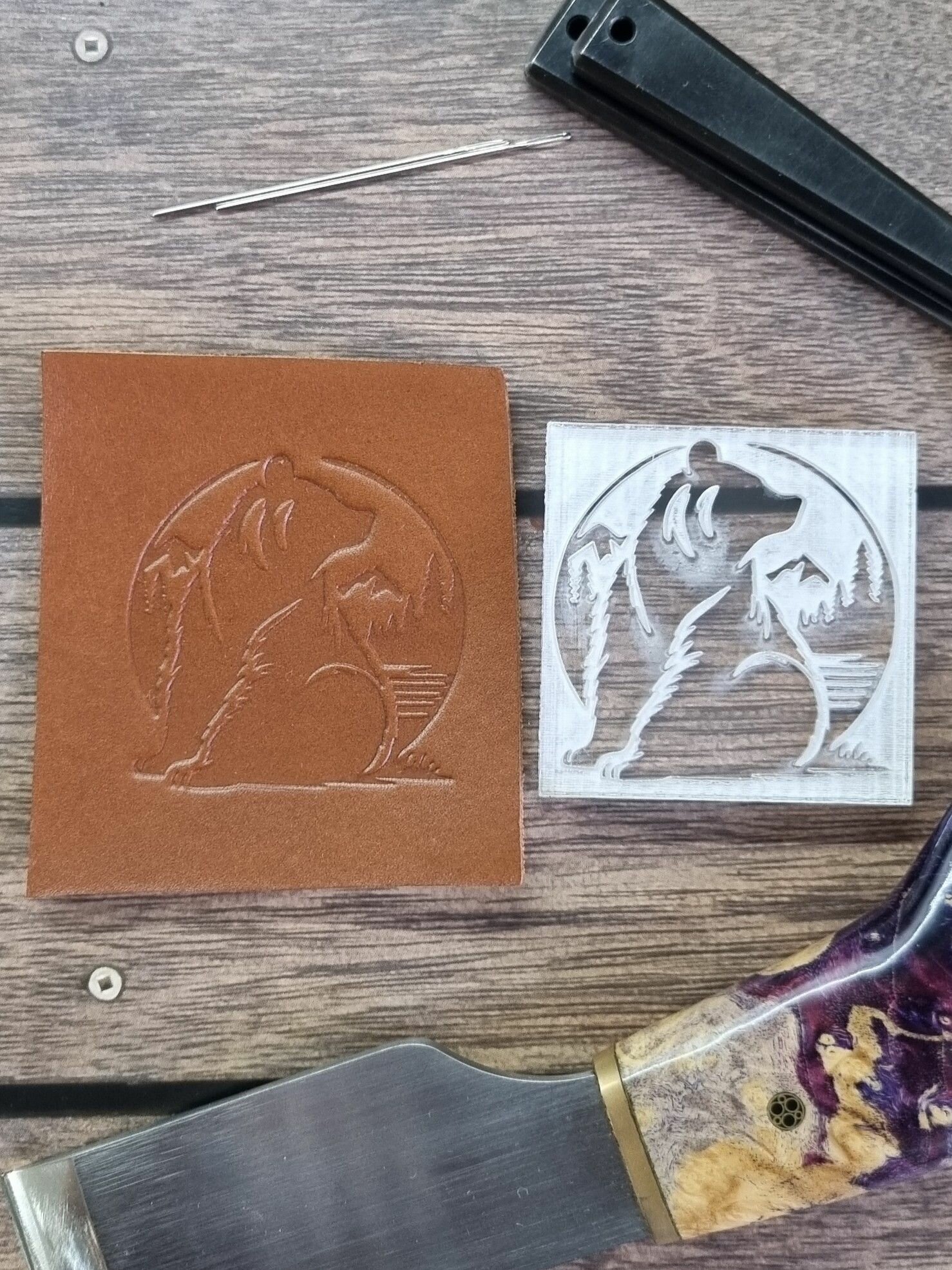 Акриловое клише для тиснения по коже " Медведь 1 ". Подходит для изготовления и оформления обложек.