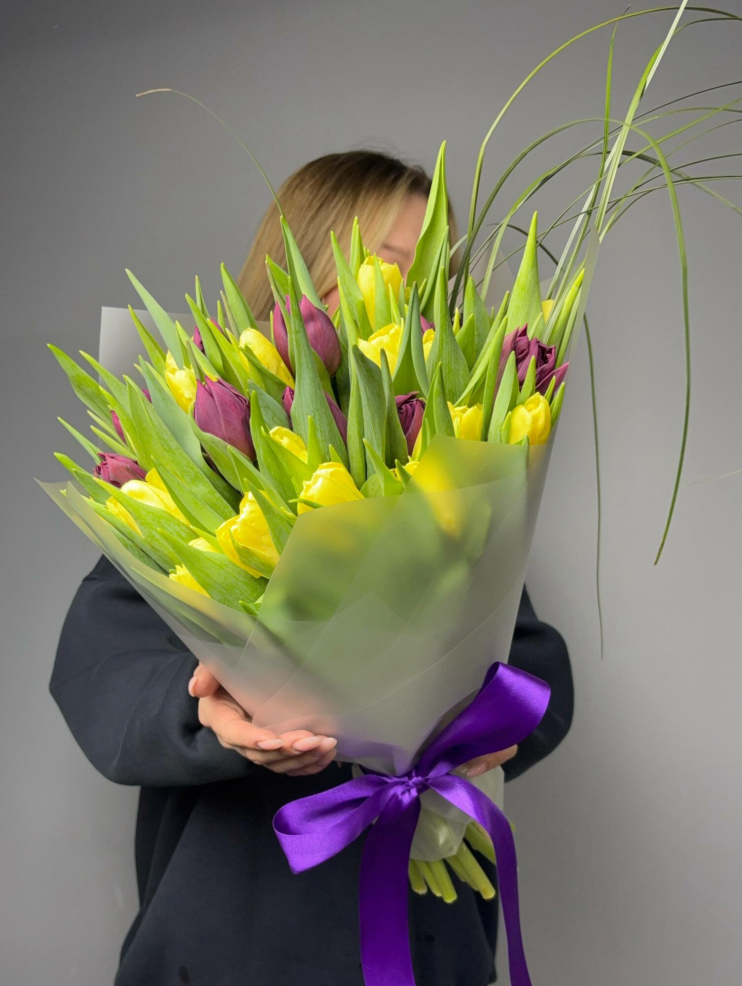 Пламя и лёд: 25 тюльпанов красный + белый с берграссом – FRESH FLORA купить свежие цветы с доставкой