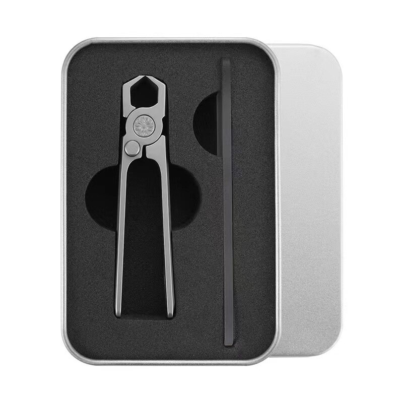 Большие ножницы для ногтей из нержавеющей стали, предназначенные для толстых и твердых ногтей, с кнопочным механизмом и антибрызговым покрытием.