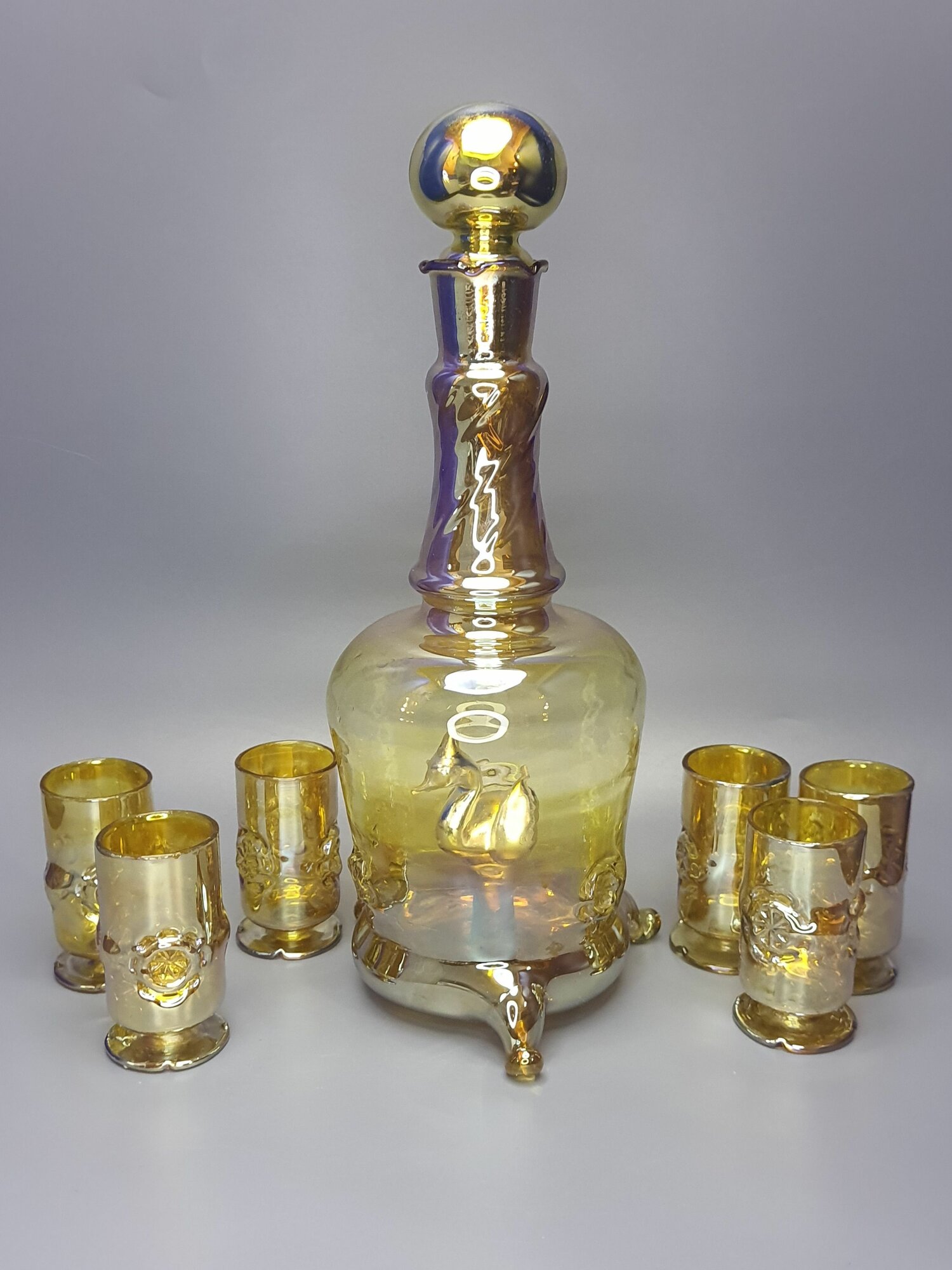 Винтажный графин со стопками Лебедь, цветное стекло, люстровое покрытие с рельефным узором, СССР 60-70е