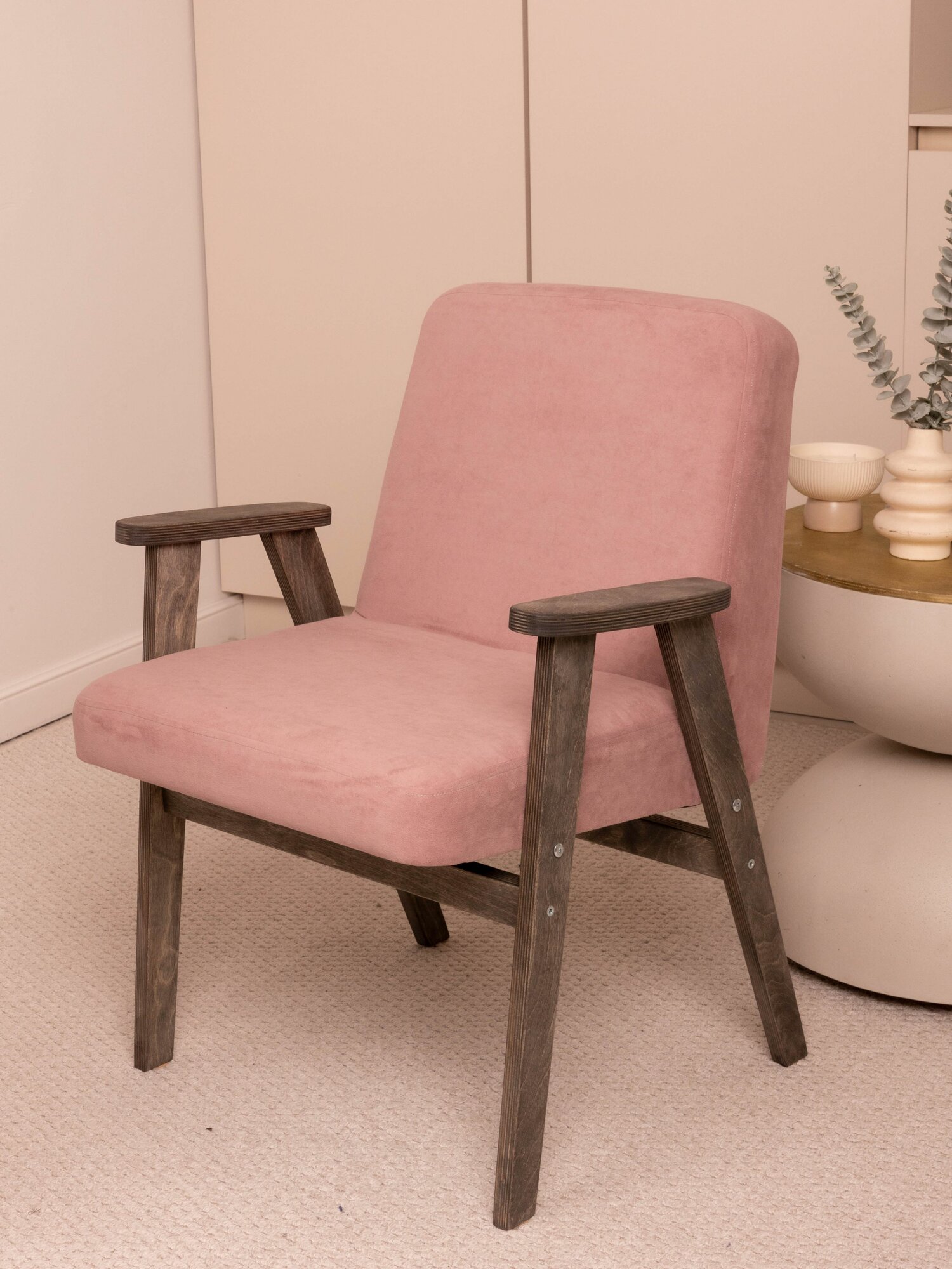 Кресло мягкое для дома и дачи Галант на высоких деревянных ножках с подлокотниками