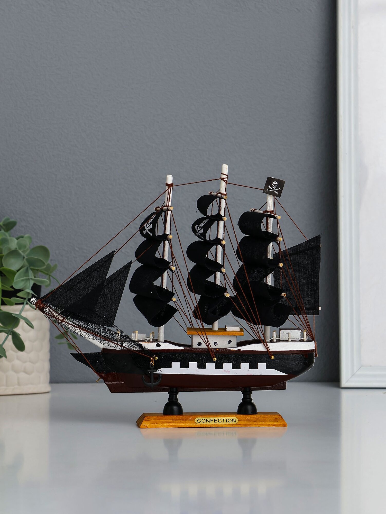 Сувенирная модель корабля «Пиратский. Аризона», 24×6×22 см, чёрные паруса
