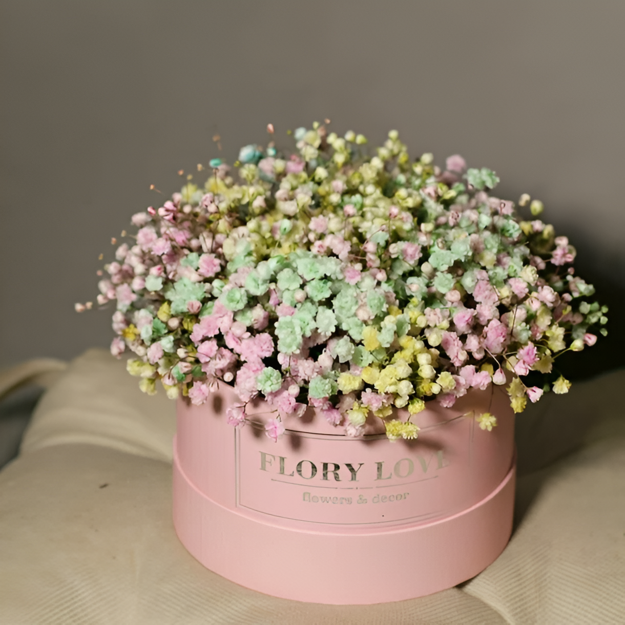 Композиция "Летняя радуга" из разноцветной гипсофилы в шляпной коробке.