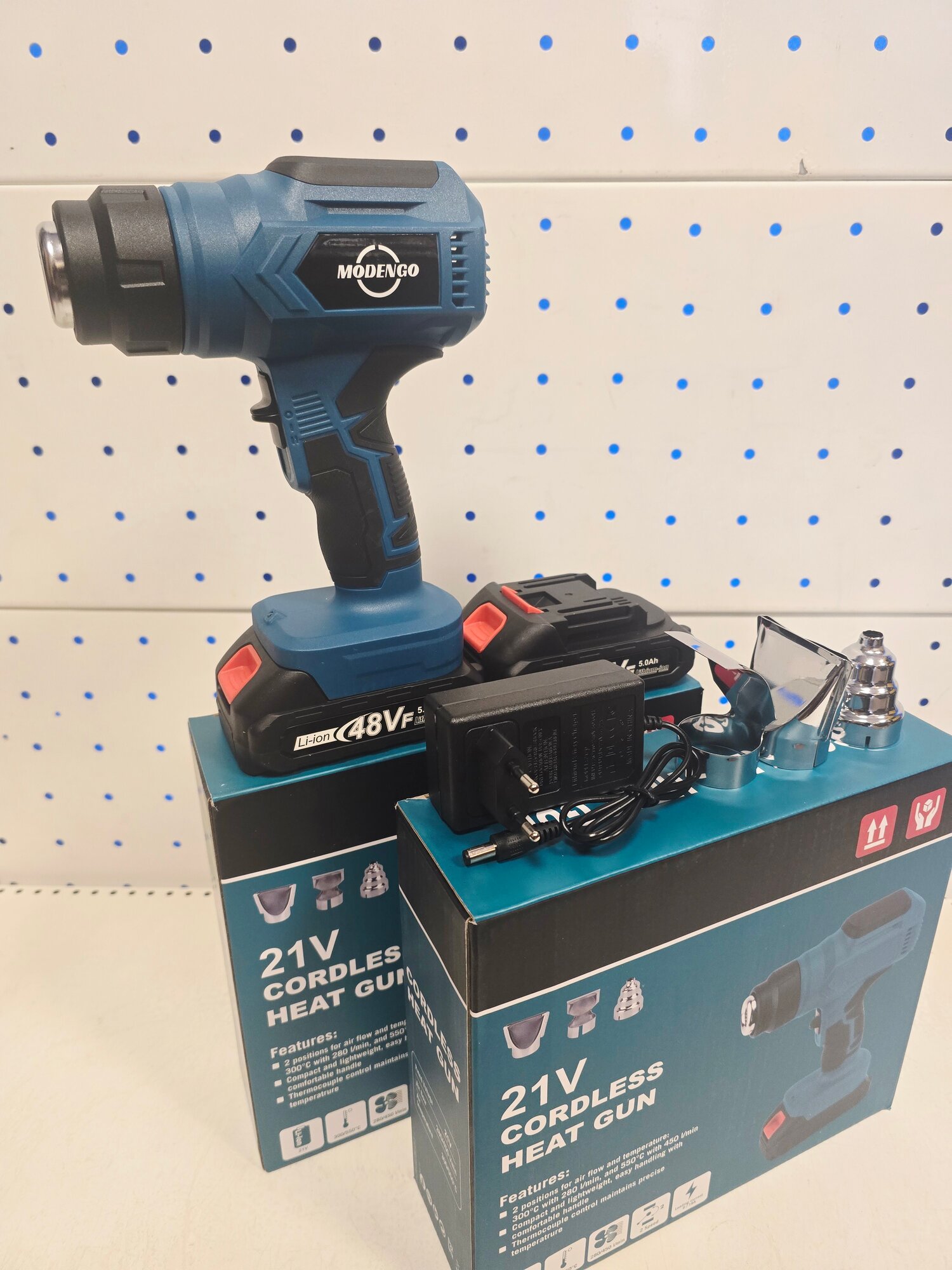 Аккумуляторный строительный фен Modengo 21В, 2х2Ач, 3 насадки, ЗУ, 450л/мин, 550° градусов, 2 режима + продувка