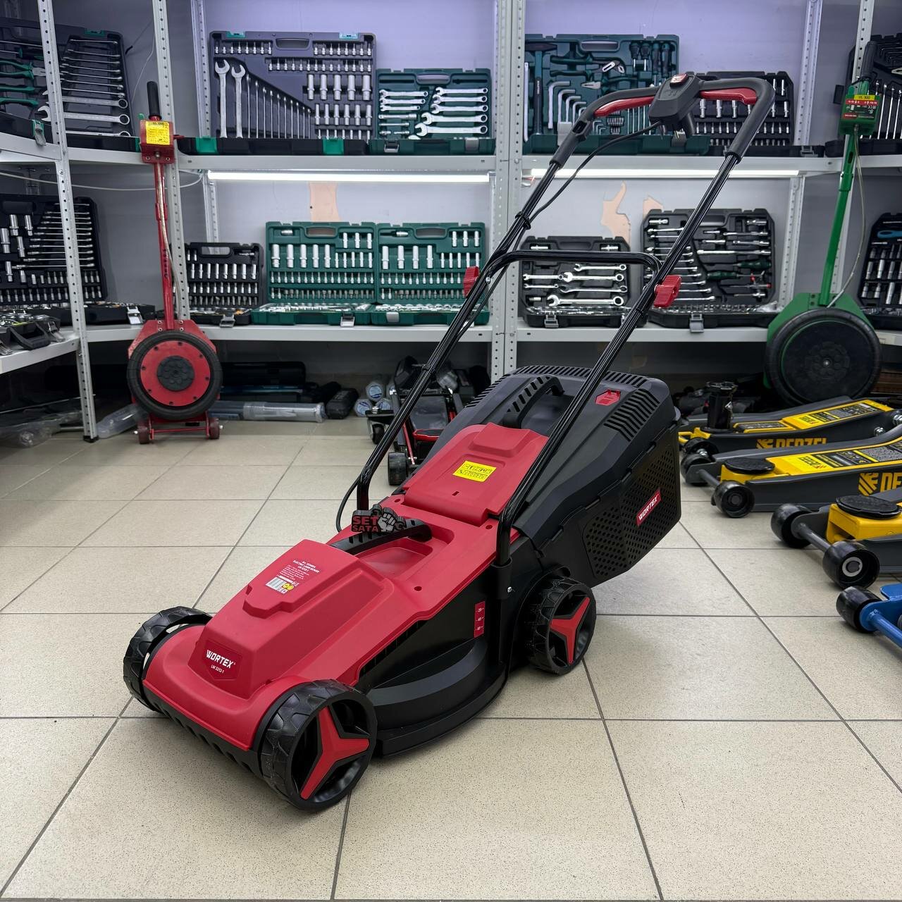 Газонокосилка Wortex LM 3212-1, электрическая, 1200Вт, травосборник 25л