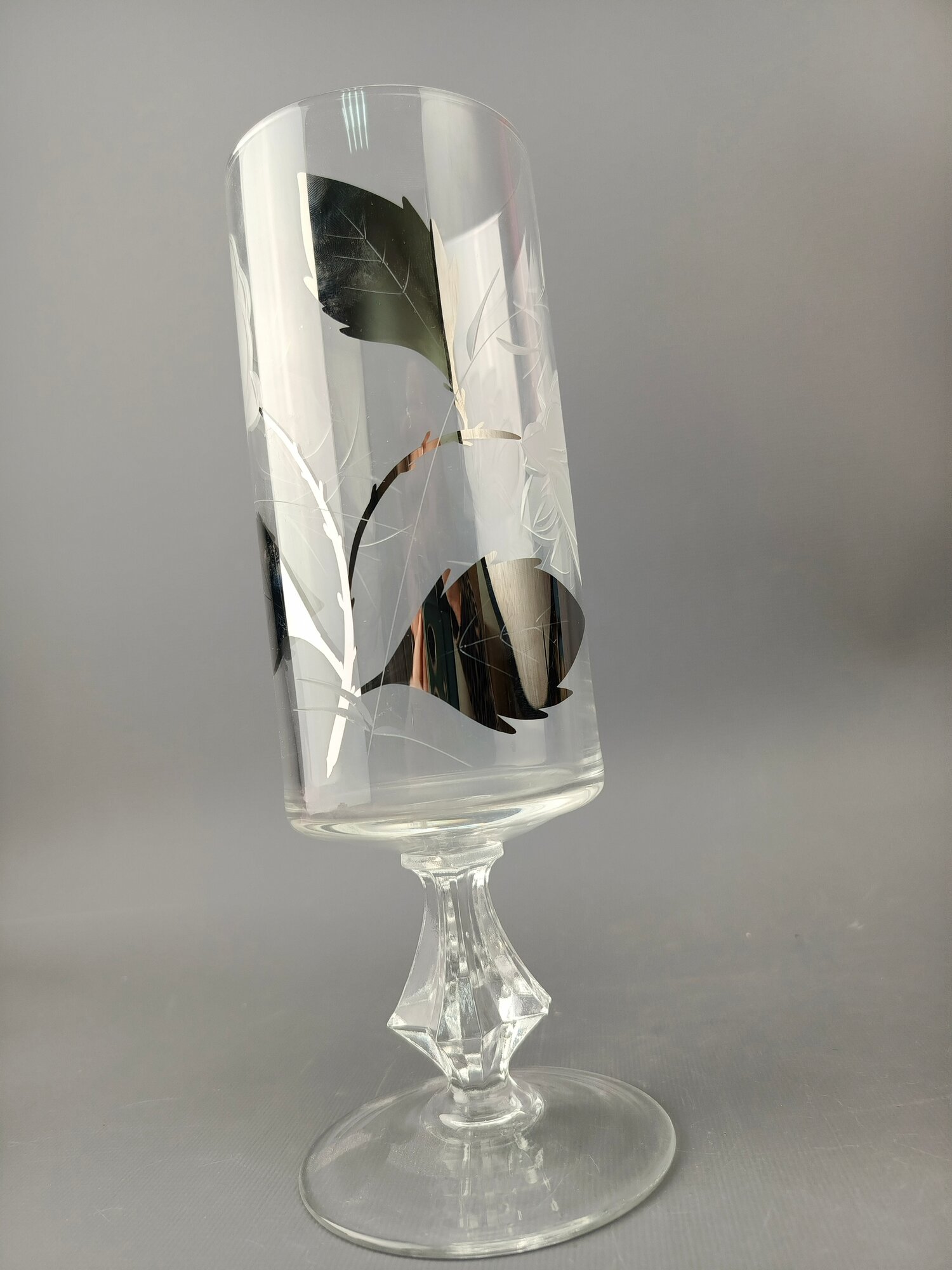 Ваза хрустальная Bohemia Crystal, с декором из веток роз, Чехословакия