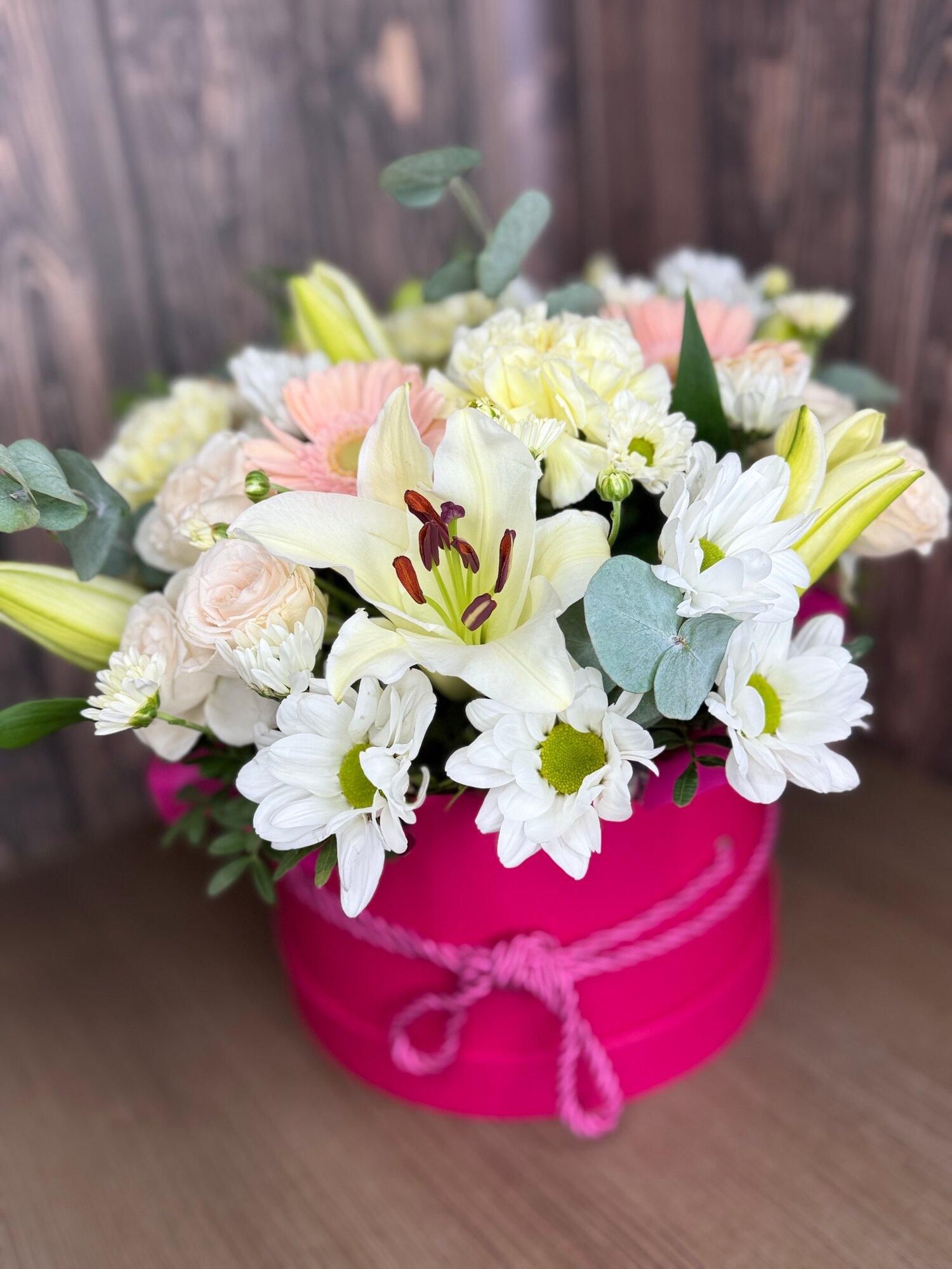 Шикарная коробка с цветами с лилией , для девушки, мамы, бабушки на любой повод