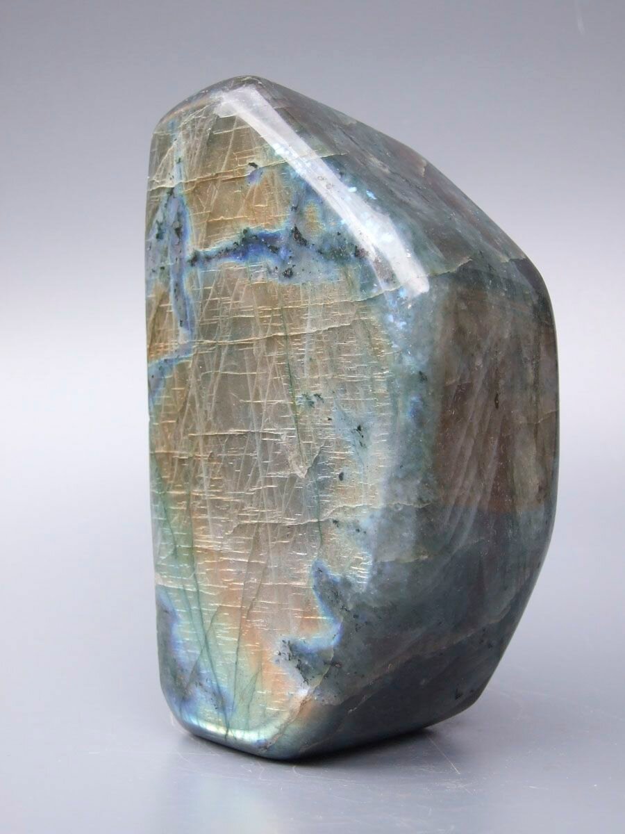 Лабрадорит большой кристалл полированный 15х8х6 см - Мадагаскар