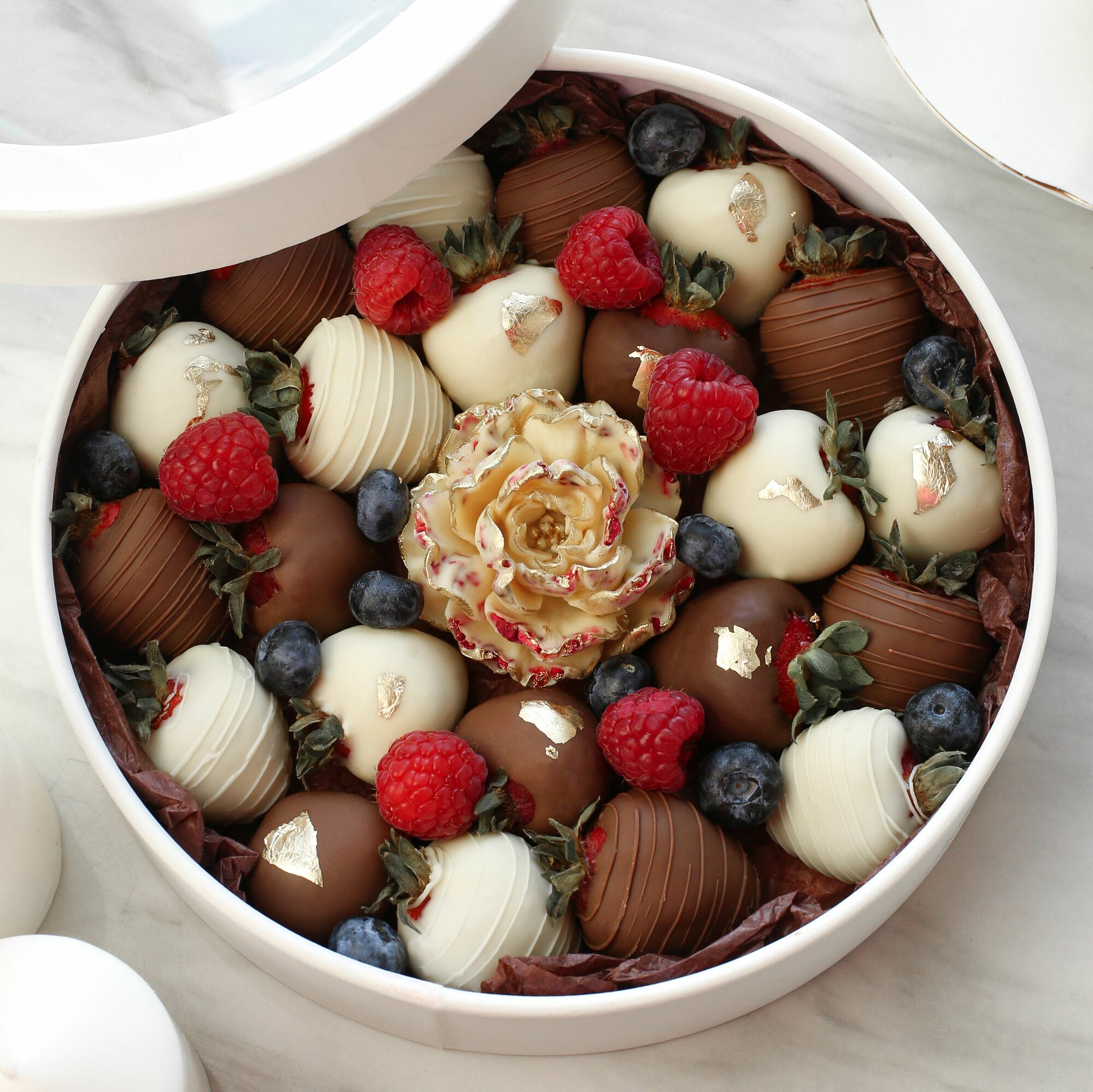 Клубника в шоколаде в круголой коробке Набор 16-21 ягод "Sweet Peony" Сладкий подарок