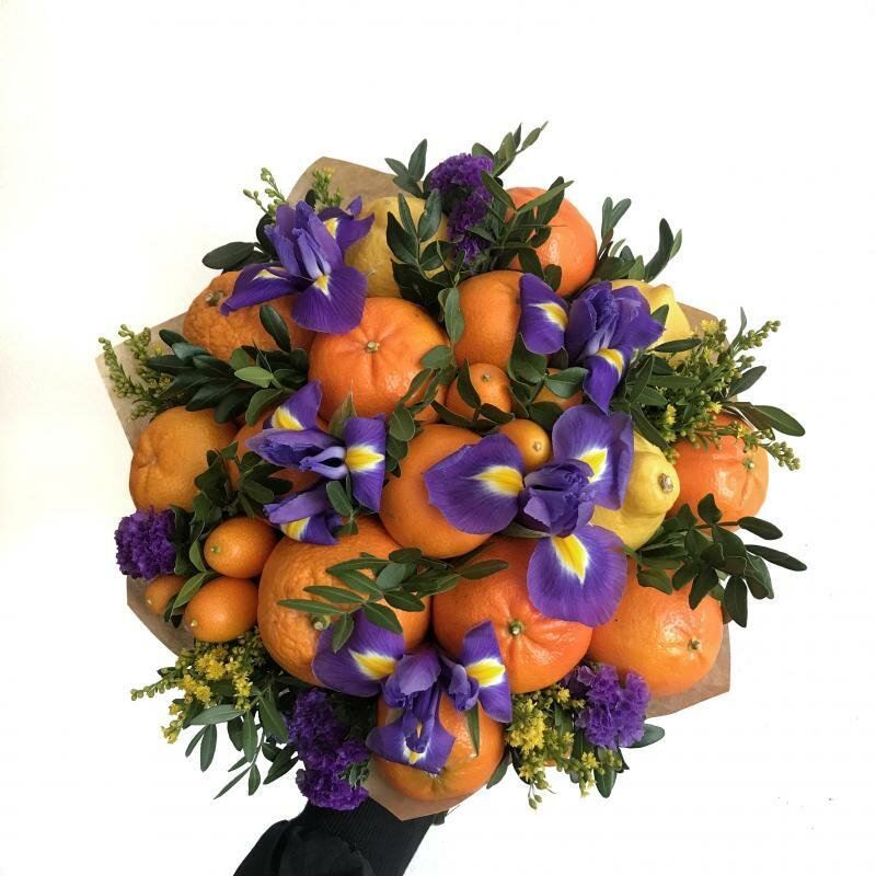 Яркий букет с ирисами мандаринами и лимонами фруктовый оригинальный ohorosho.com