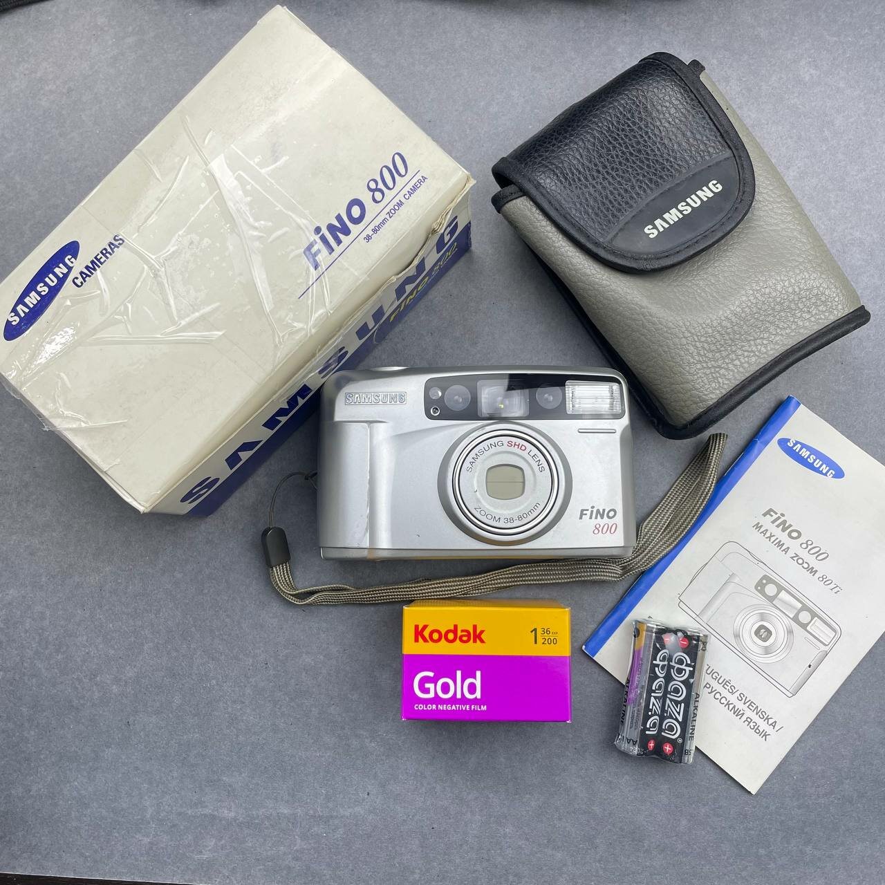 Винтажный пленочный фотоаппарат Samsung Fino 800 Zoom, с фотопленкой Kodak Gold