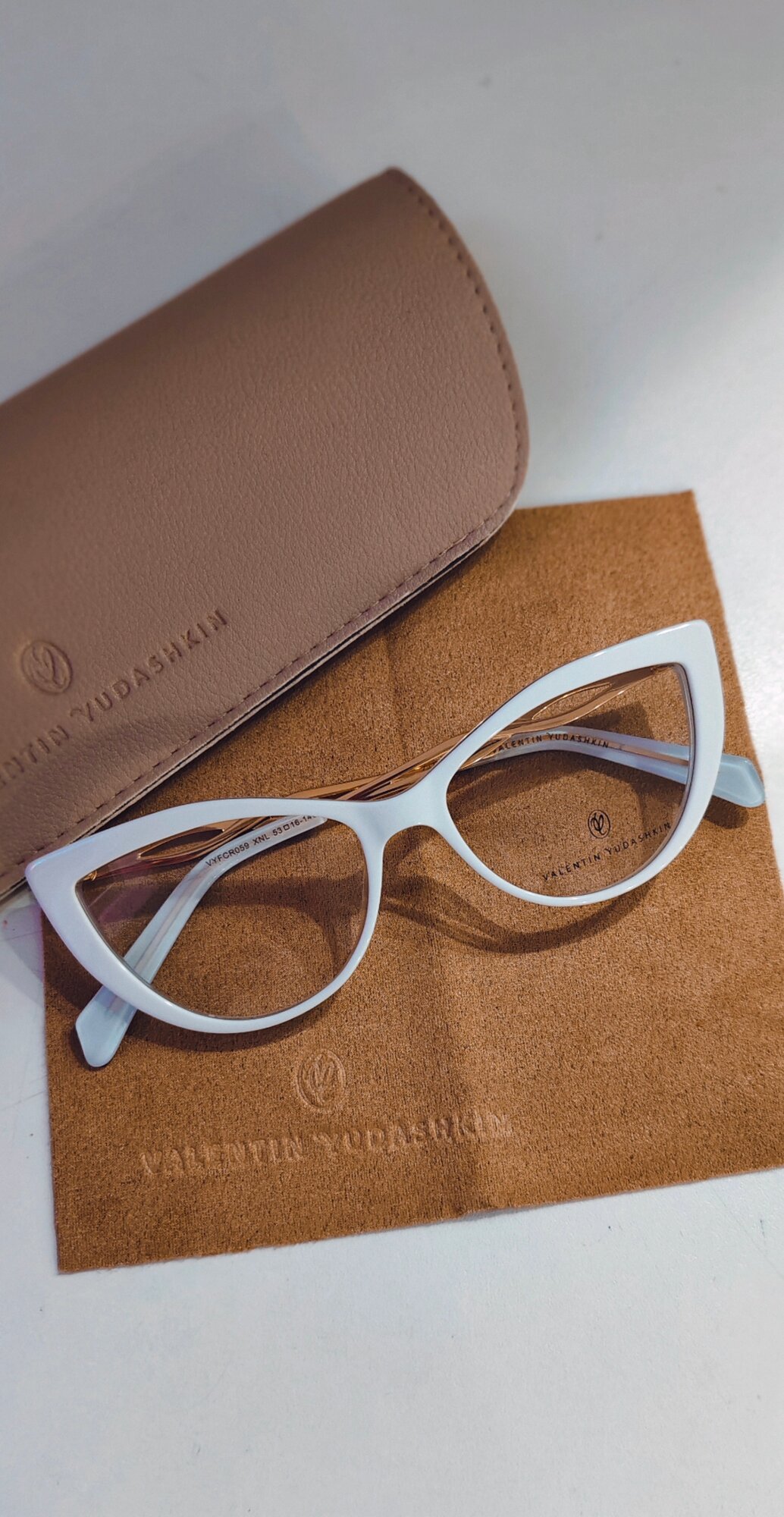 Оправа Valentin Yudashkin "VYFCR 059", кошачий глаз, белая, металл/пластик, с металлическими дужками.